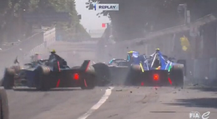 KIJK. Massacrash in Formule E: tien wagens richten ravage aan op ...