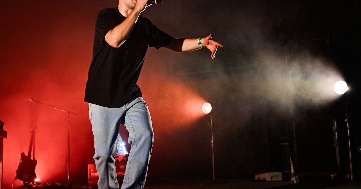 Rapper Brihang verkoopt nieuwe plaat Droomvoeding op maandagmarkt ...