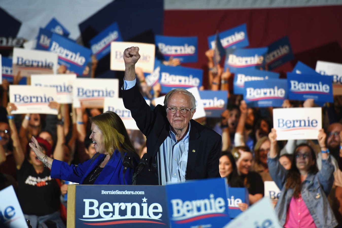 Bernie Sanders maakt verwachtingen waar met daverende overwinning in ...