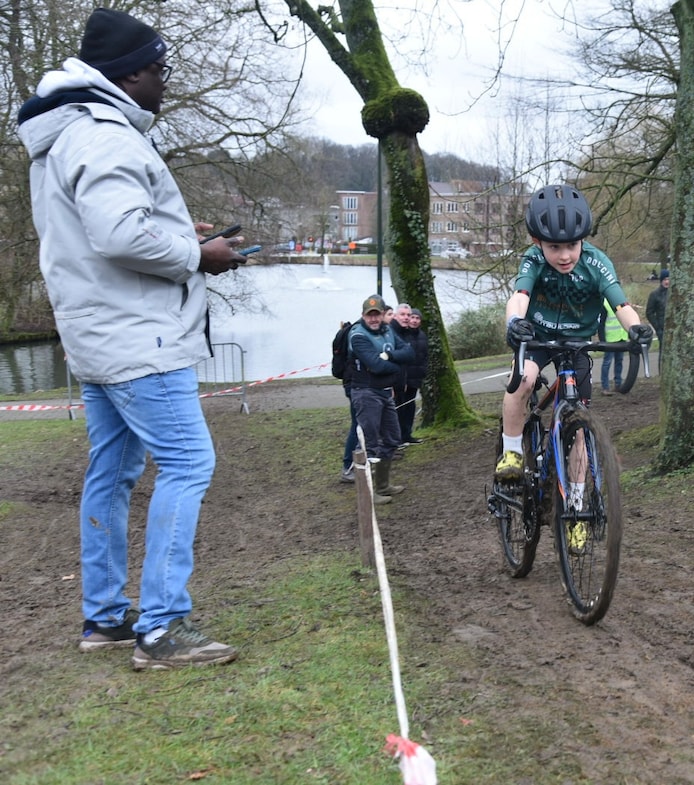 Meer dan 200 fietsers ploegen door de modder tijdens tweede ...