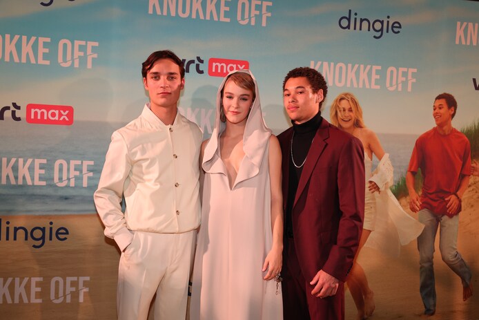 IN BEELD. Pommelien Thijs gaat met alle aandacht lopen op avant-première van ‘Knokke off 2' | TV ...