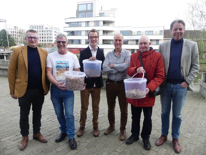 Zwerfvuilvrijwilligers beloond met cadeaubonnen: “Wekelijks raap ik zo ...