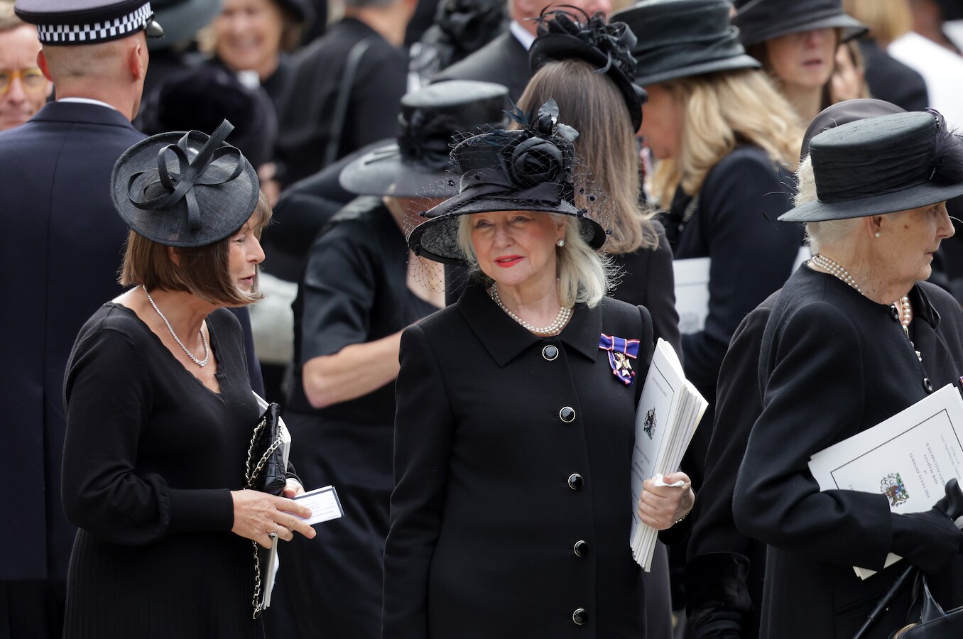 Kleedster van Queen Elizabeth klapt uit de biecht: “Zelfs wanneer ze de ...
