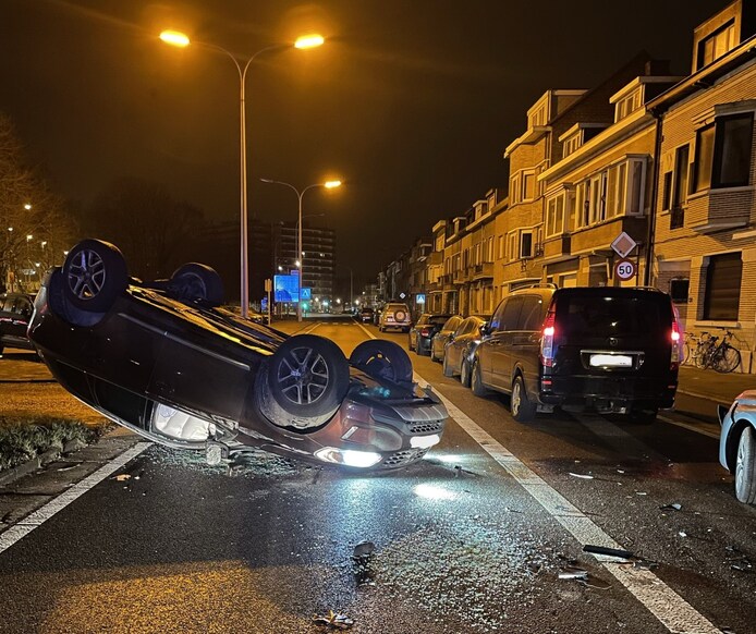 Dronken bestuurder (22) ramt twee geparkeerde voertuigen op ...