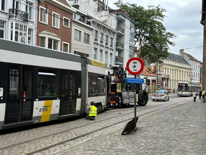 Tram op lijn 4 in Gent ontspoort na inschattingsfout van chauffeur ...