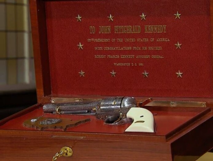 Record in ‘Stukken van Mensen’: revolver die JFK van zijn broer Bobby ...