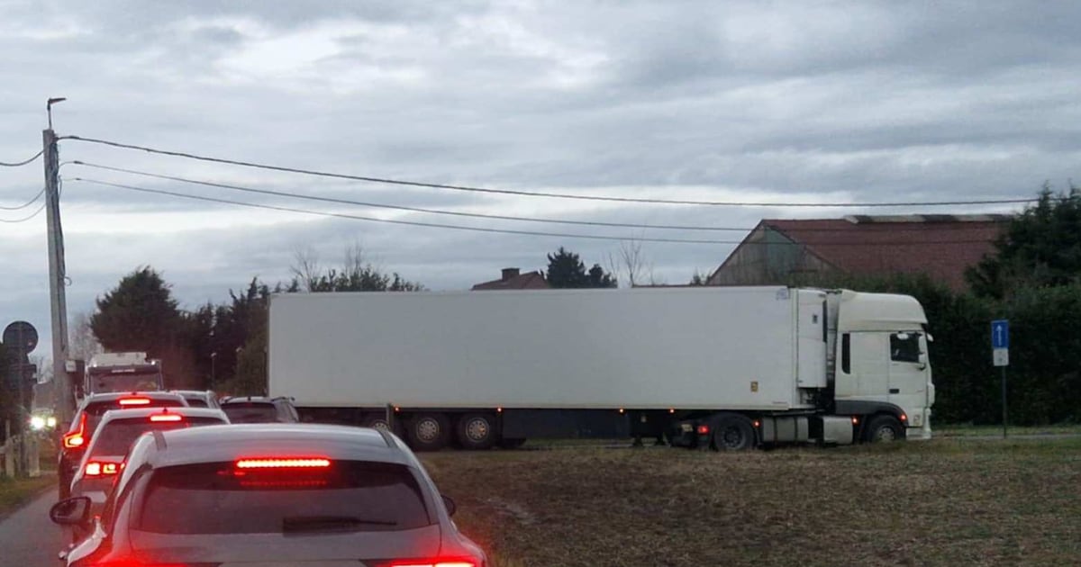 Geblokkeerde vrachtwagen zorgt voor extra ellende | Erpe-Mere | HLN.be
