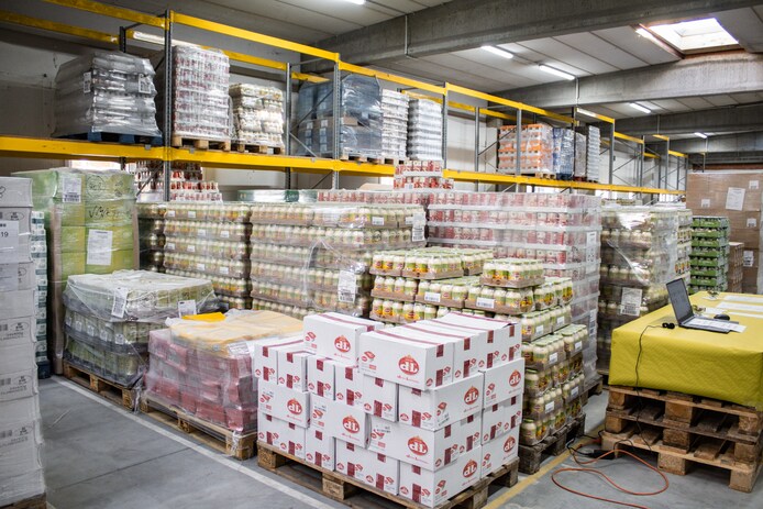 Vanuit dit magazijn worden jaarlijks 2.700 ton rijst, pasta en ...