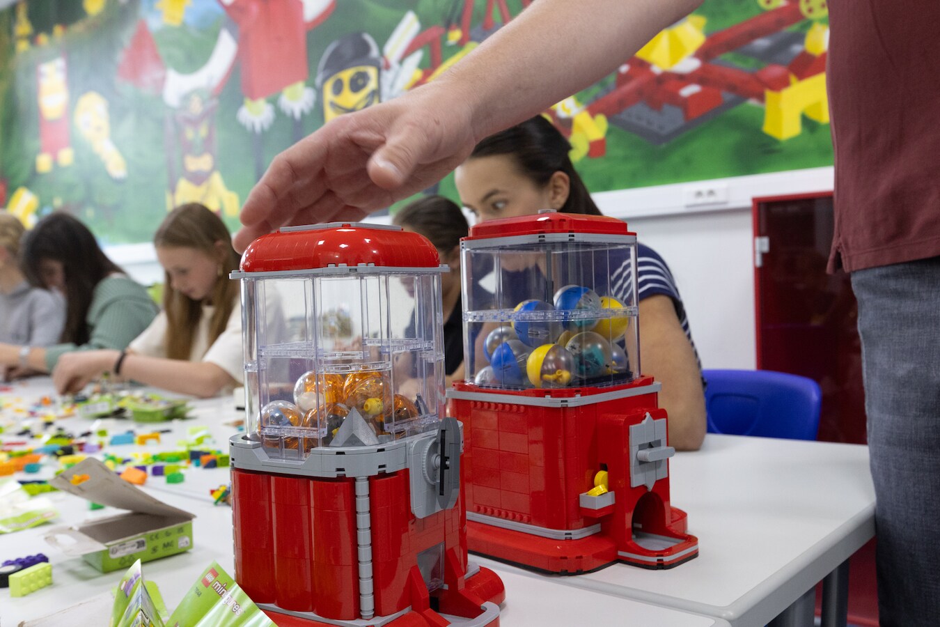 LEGO-fanaat Rob (45) bouwt eigen LEGO-snoepautomaat... en die is weldra ...