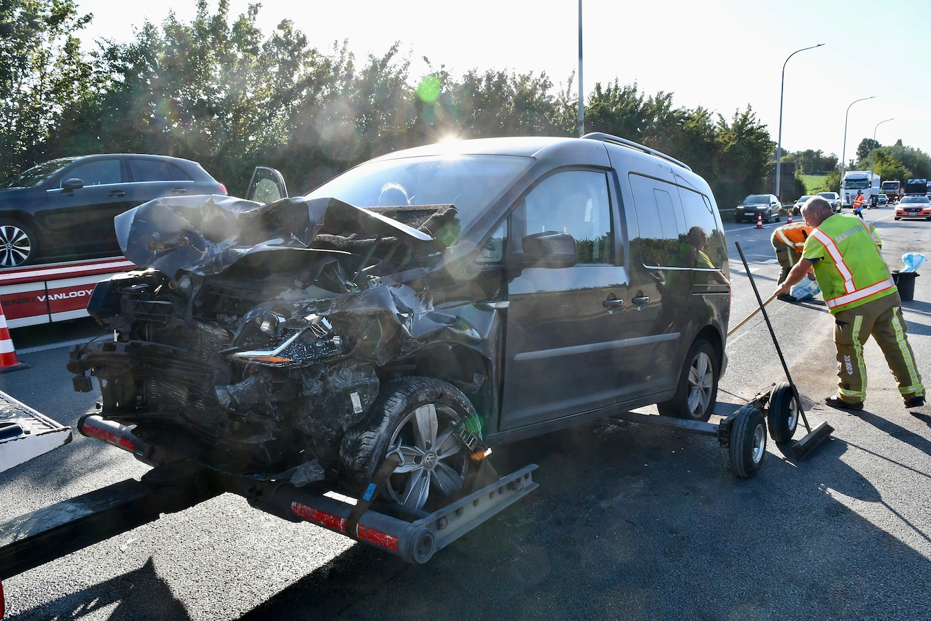 Gezelschap jonge mannen krijgt pech en laat auto achter op de middelste ...