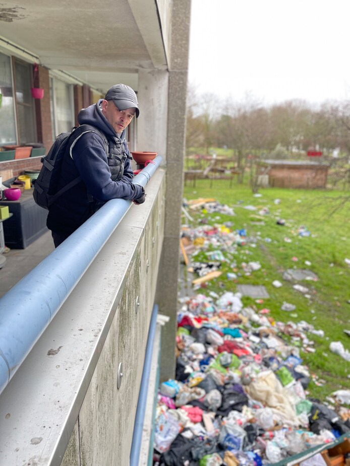 “Het afval vliegt ‘s nachts zo naar beneden”: krakers bezetten ...