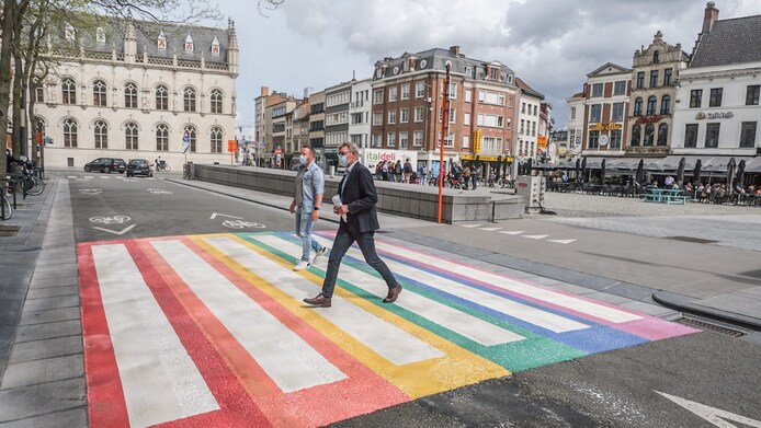 Regenboogzebrapad luidt actieplan rond seksuele gelijkheid in Kortrijk ...