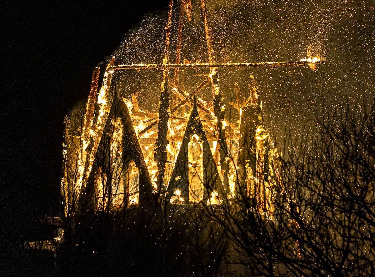 Bekende kerk in Amsterdam is “niet meer te redden” na grote brand ...