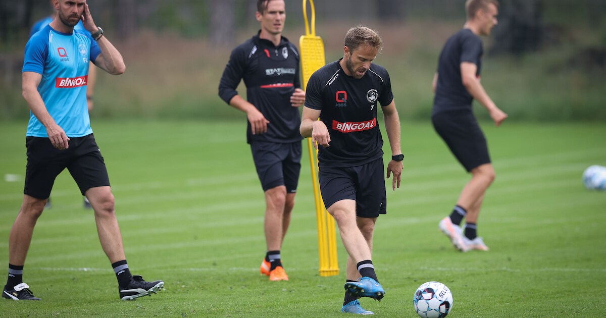 T1 Liam Manning van Lommel SK floot vanmorgen eerste training op gang ...