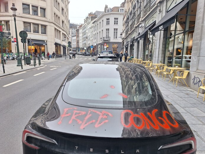 “Free Congo”: onbekenden besmeuren Tesla met rode graffiti in Brussel ...