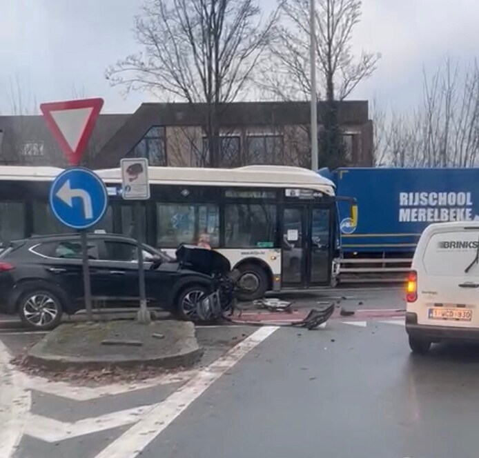 Botsing tussen wagen en bus van De Lijn in Drongen: afrit richting Gent afgesloten | Gent | hln.be