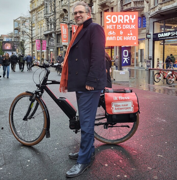 Digitale infozuilen voor fietsers en steppers op Antwerpse Meir ...