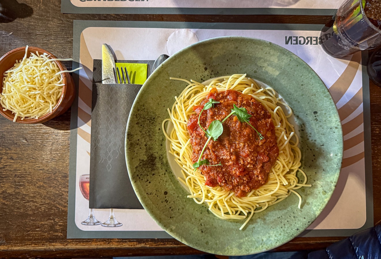 Luc Bellings proeft spaghetti bolognese en geeft 0/10 voor bord van 24 ...