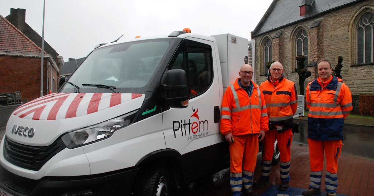 Wegendienst Pittem voortaan iets ‘groener’ op pad | Pittem | HLN.be