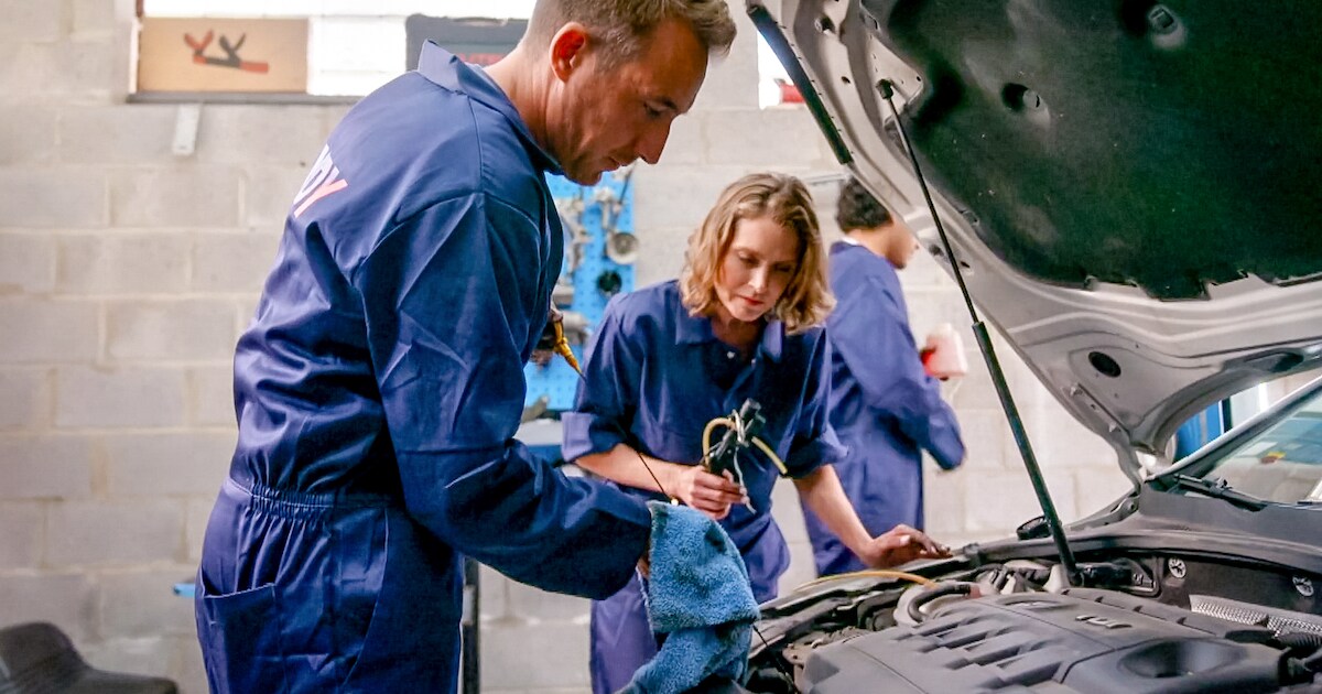“Laat een man bellen en je bespaart vijf procent”: vrouwen betalen meer in de garage, bewijst ...