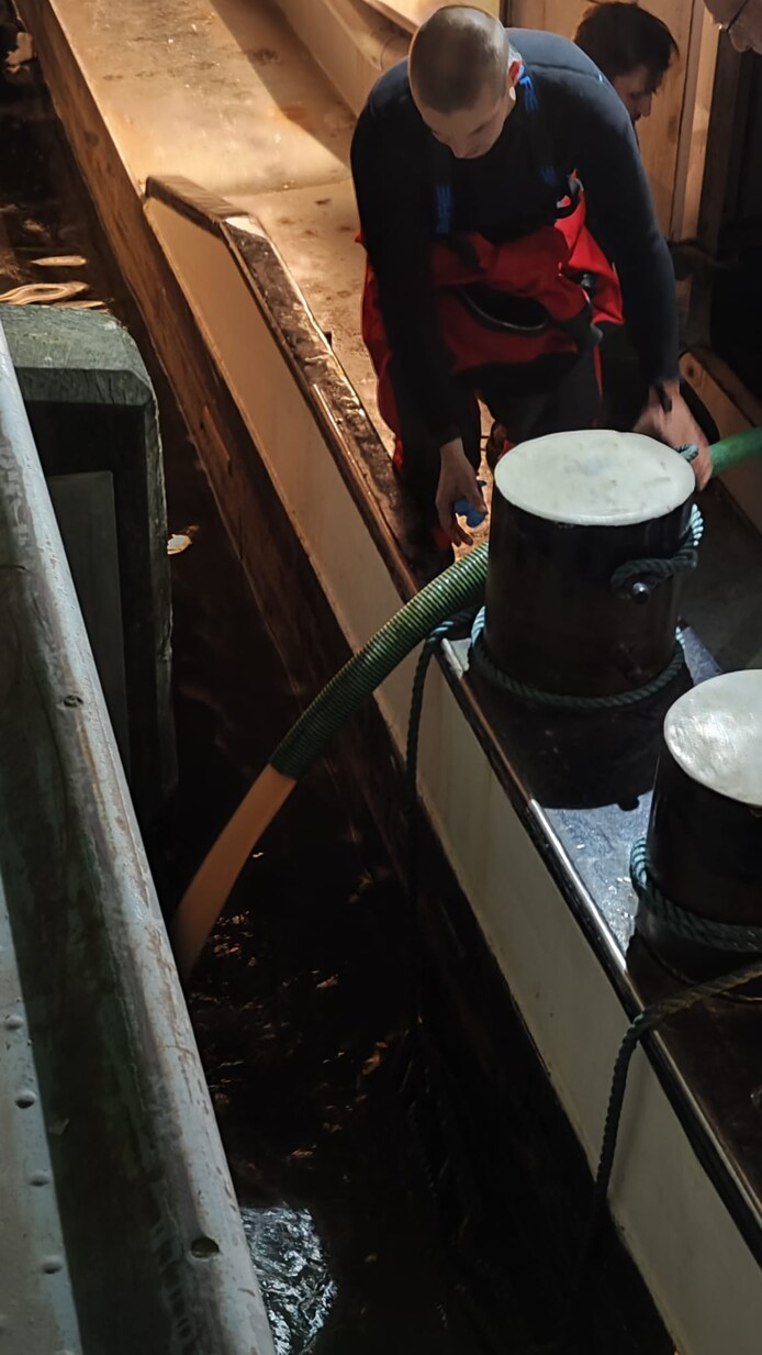 Brandweer kan verhinderen dat boot zinkt in kanaal en brengt ...