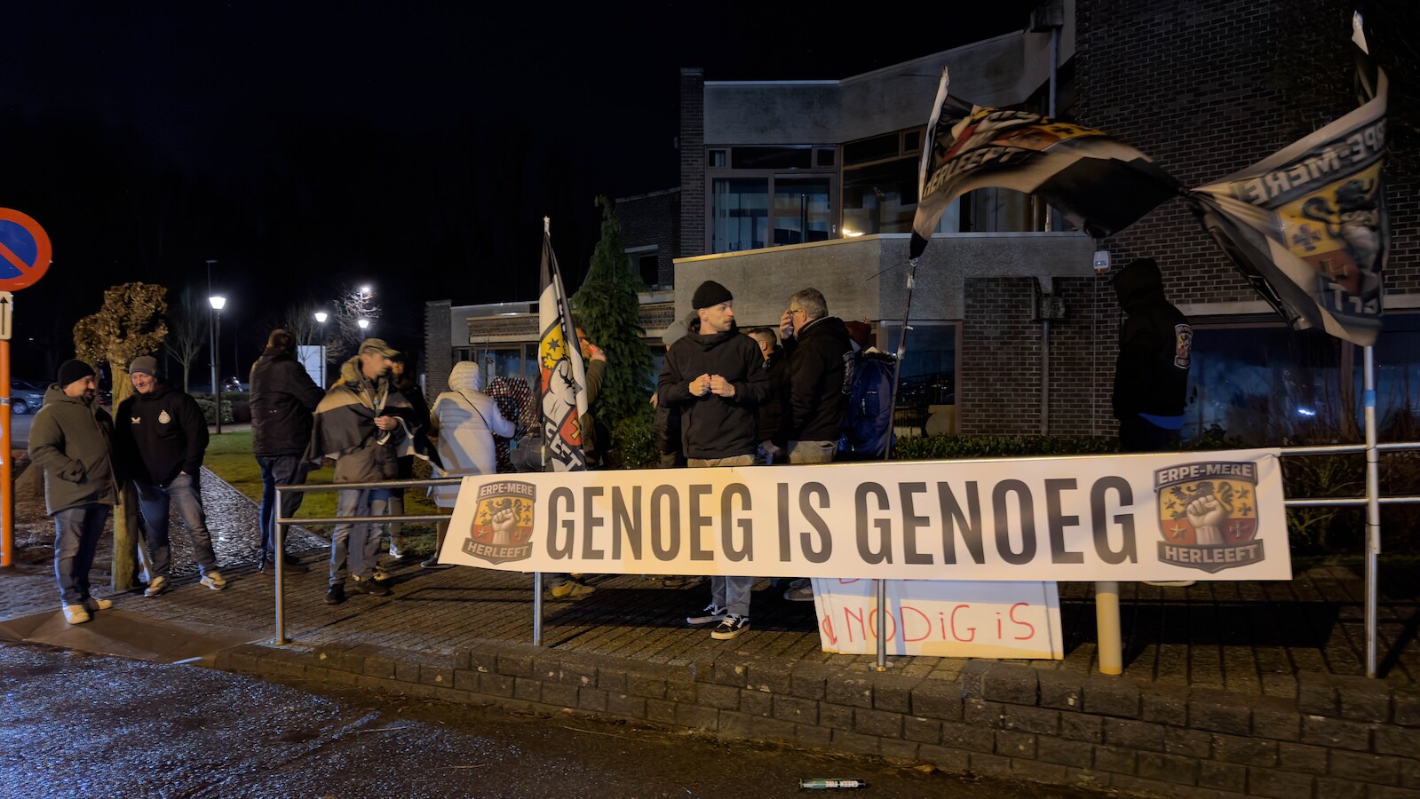 ‘Erpe-Mere Herleeft’ betoogt vóór de start van de gemeenteraad: “We ...