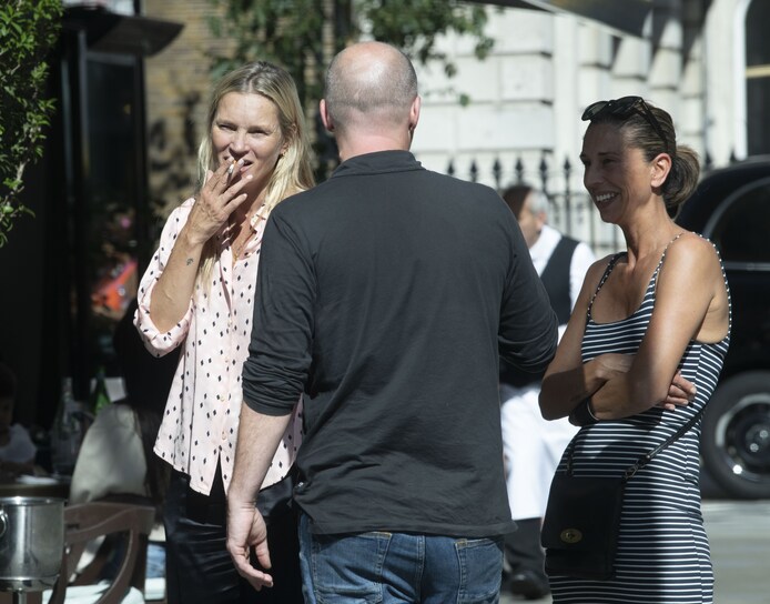 Onherkenbare Kate Moss gespot met sigaret in de hand nadat ze gestopt ...