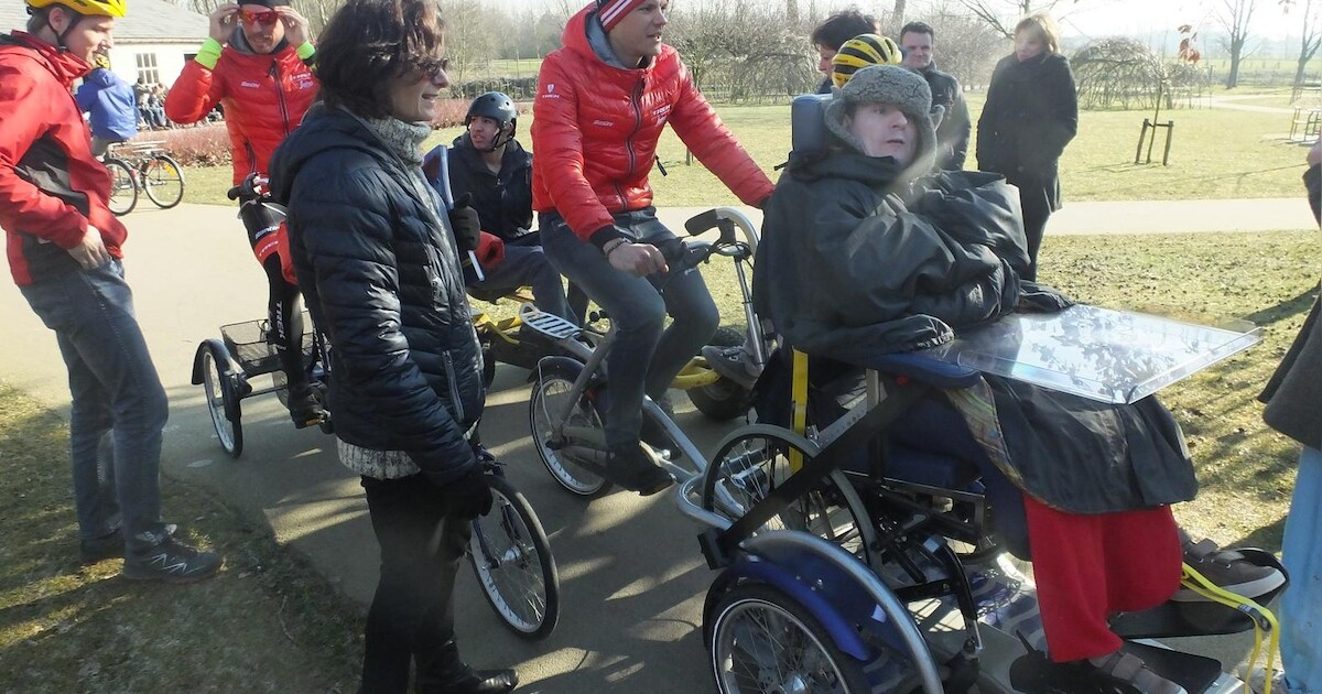 Jasper Stuyven en co fietsen rondje met bewoners Heilig Hart | Deinze ...