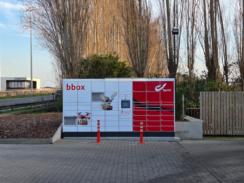 Eerste pakjesautomaat van bpost in Zele staat bij carwash Blinker ...