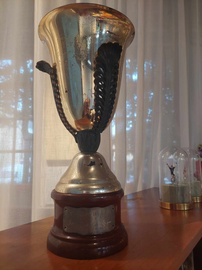 Familie Karstens leent trofee uit 1969 uit aan KOERS: “We konden hem ...
