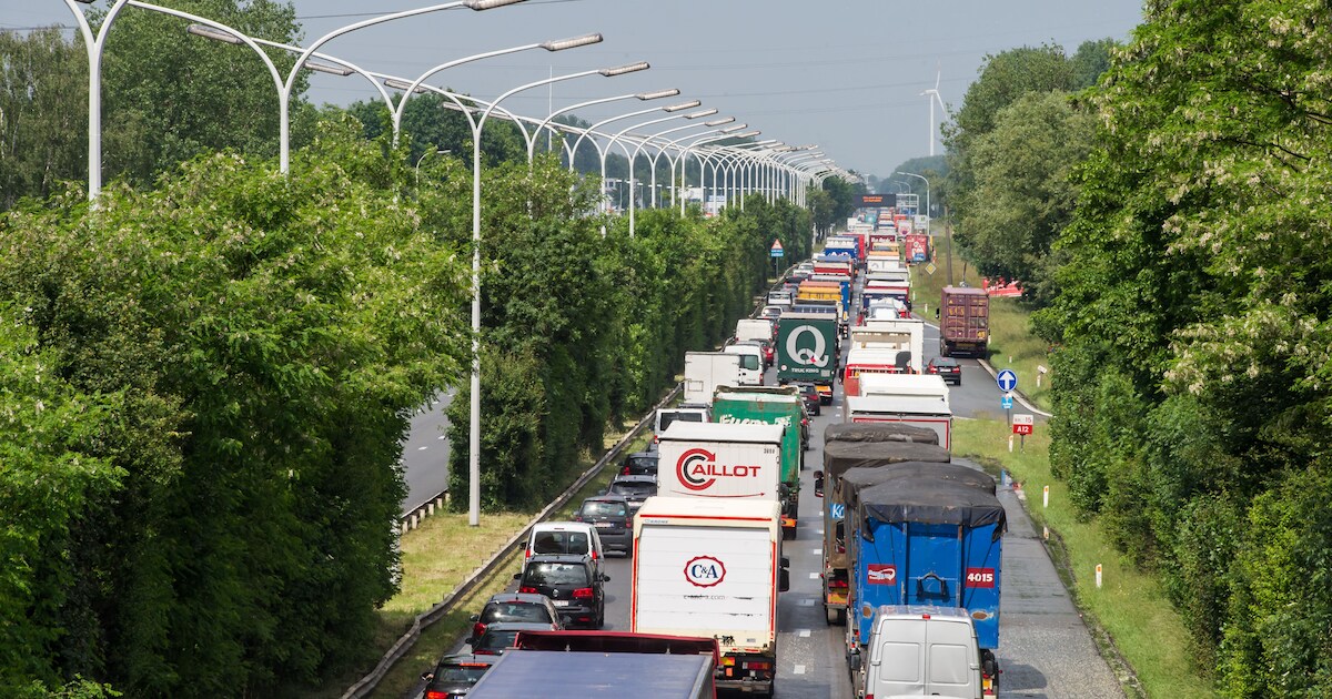 A12 richting Antwerpen volledig versperd in Wolvertem door ongeval ...