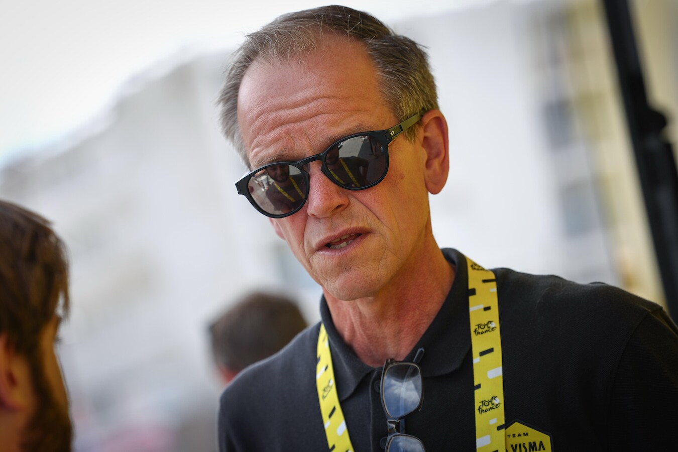 “Wie is Bjarne Riis?”: Visma-ploegbaas Richard Plugge spreekt ...