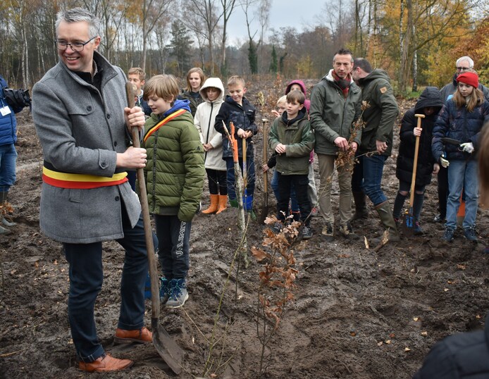 Leerlingen GBS De Zandloper planten 350 lijsterbessen achter hun school ...