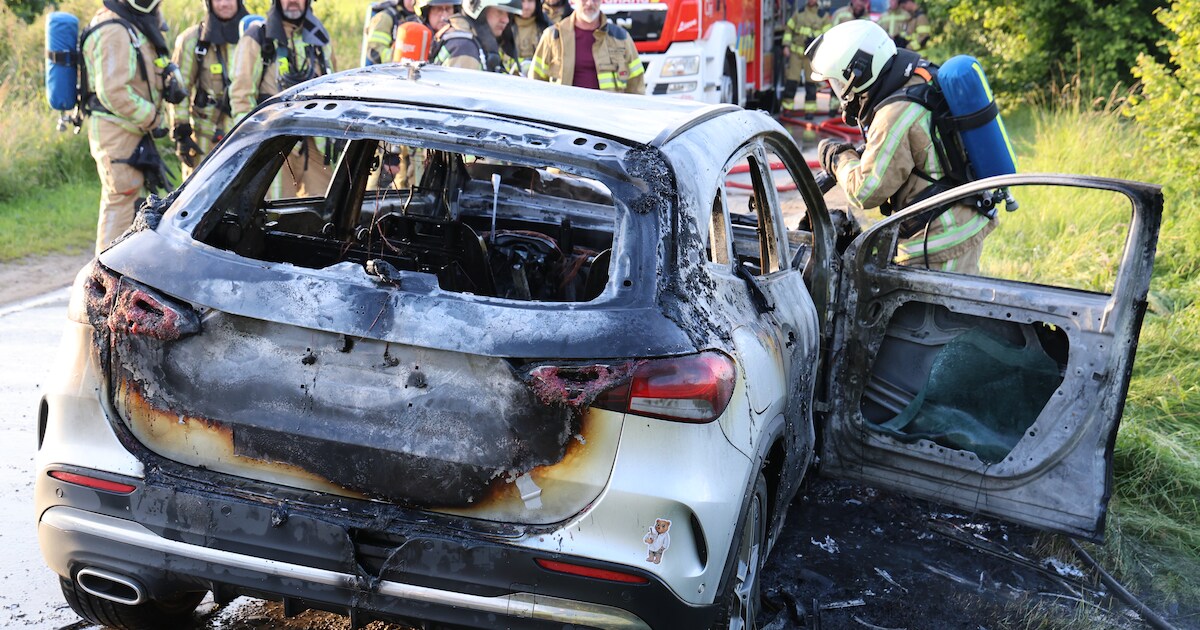 Bestuurder kan voertuig aan de kant zetten voor het in vlammen opgaat ...