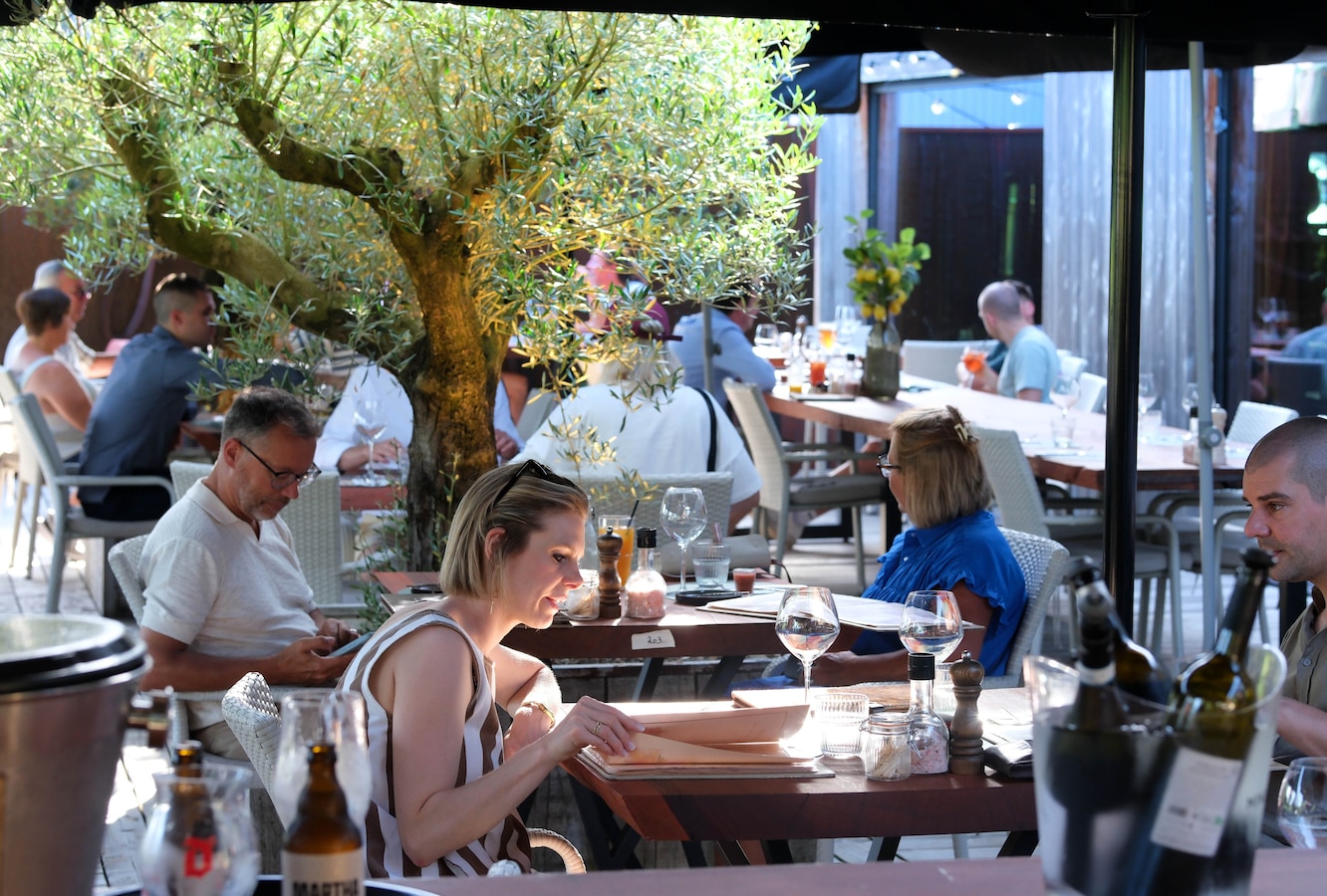 Grillrestaurant Gusteaux in Kuurne verhuist keuken naar buiten door de ...