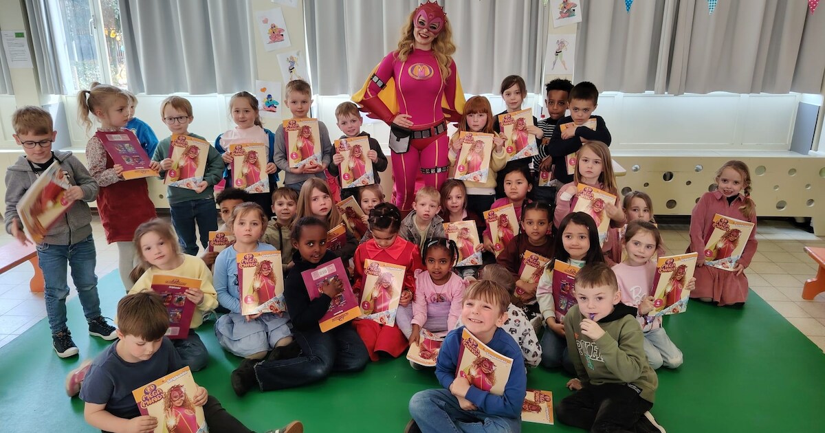 Mega Mindy leest voor aan 144 leerlingen van De Oefenschool: “Als een ...