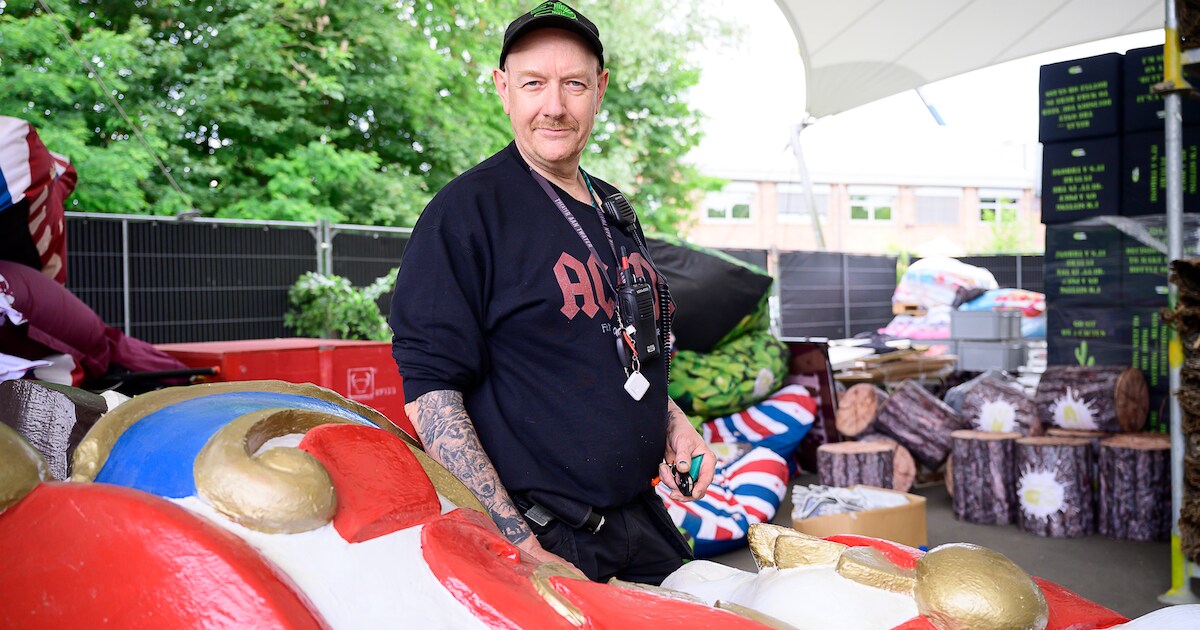 Kaaiman Dirk (59) is een van de vele vrijwilligers achter Theater aan ...