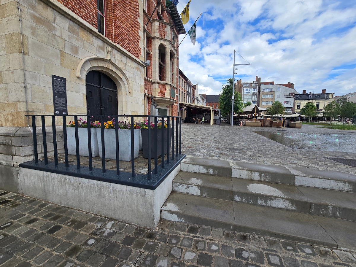 Kleine balustrade maakt vernieuwde Markt in Eeklo al iets veiliger ...