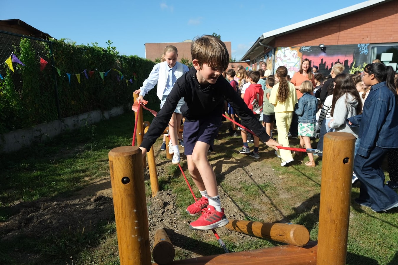 Nieuw schooljaar, nieuw speeltuig: leerlingen GBS Tilia spelen eerste ...