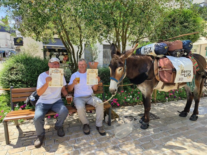 Broers Piet en Paul finaliseren samen met ezel Berry 1.550 kilometer ...