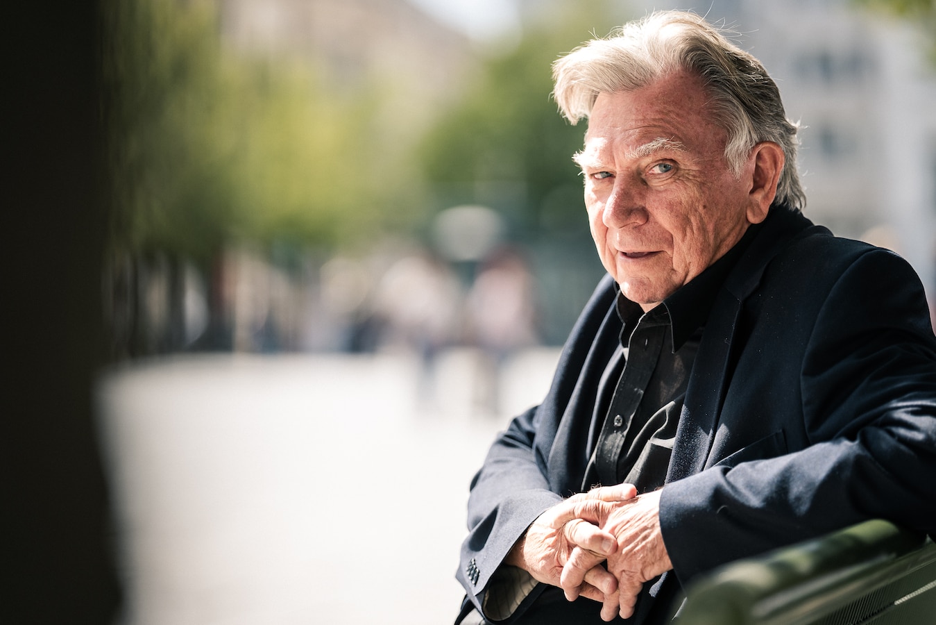 Zaki brengt eerste roman uit op 80-jarige leeftijd: “De nieuwe grote angst is niet doodgaan ...