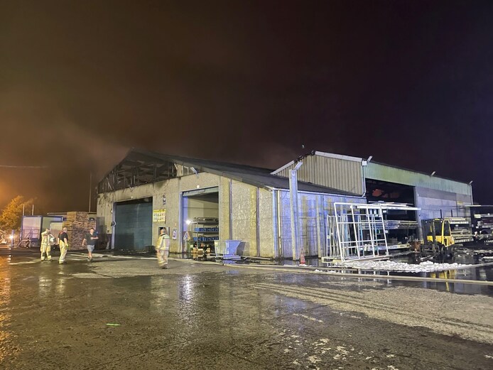 Loods metaalverwerkend bedrijf Zinq op Ieperse industriezone uitgebrand ...