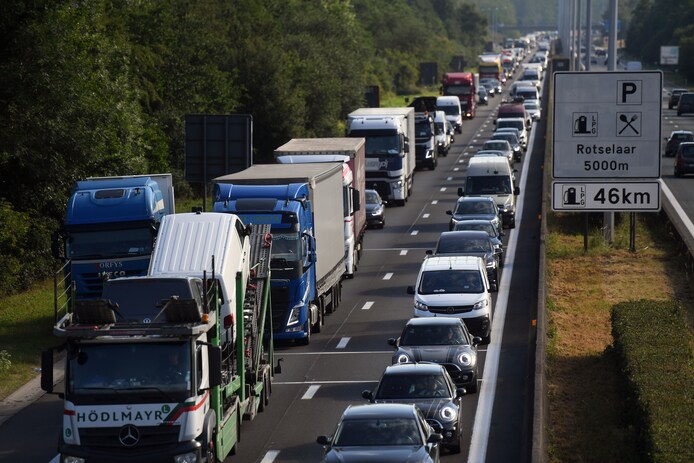 40 minuten file op E314 naar Leuven door ongeval ter hoogte van Wilsele: moeilijke doorgang ...