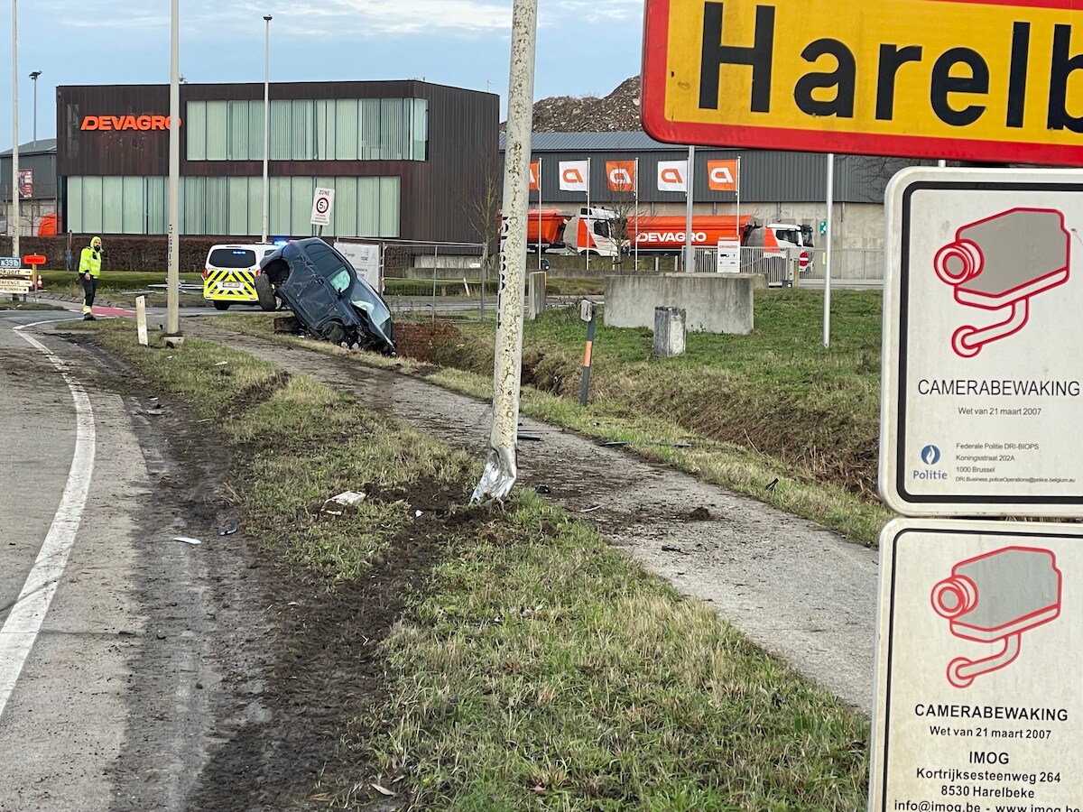 Automobilist onwel achter stuur en spectaculair de gracht in op ovonde ...