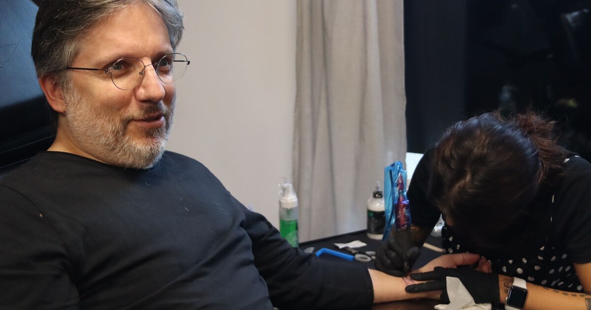 Frank Verstraeten (54) laat logo van Zillion op pols tatoeëren ...