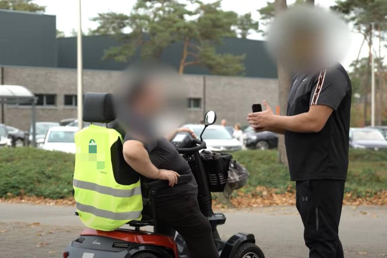 “Hij heeft mijn kindertijd getekend”: vrouw herkent haar misbruiker in ...