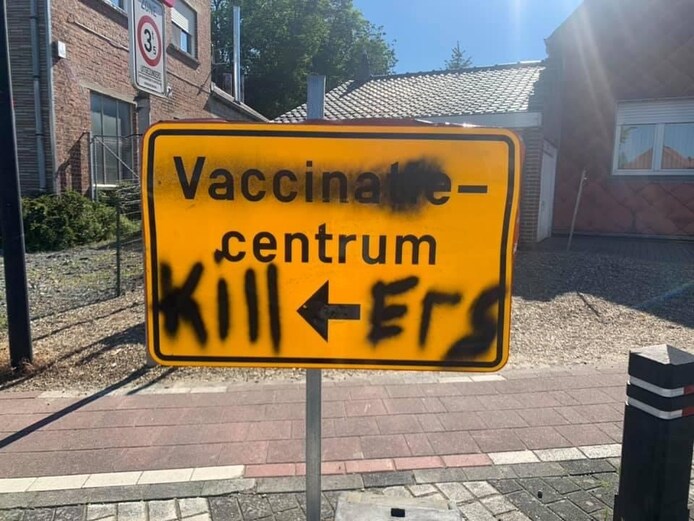 Anti-vaxxers of vandalen aan het werk? Borden vaccinatiecentrum beklad ...