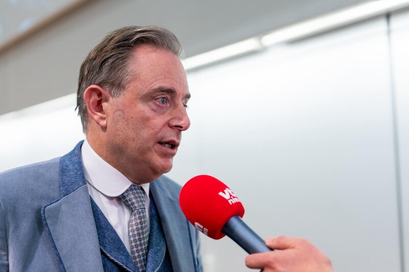 Rookbommetjes, graffiti en baksteen door ruit: grimmige sfeer op ...