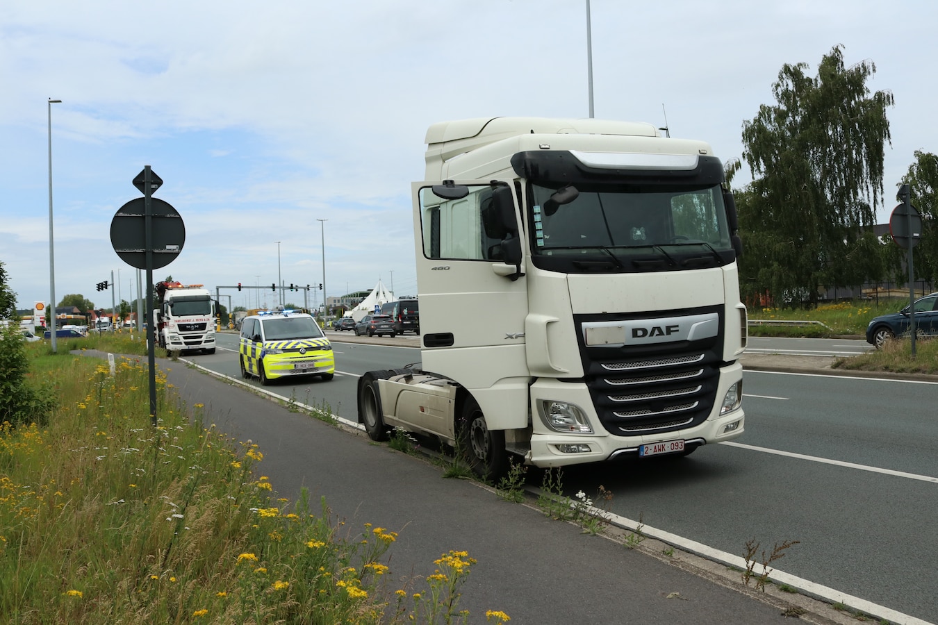 Vrachtwagen verliest oplegger op N16 in Temse | Foto | hln.be