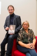 Weduwe Ria Maes, één jaar na overlijden van Aron Wade: “Natuurlijk was ...